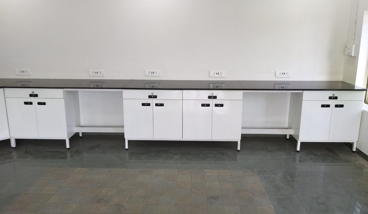 7 Types of School Laboratory Workbenches