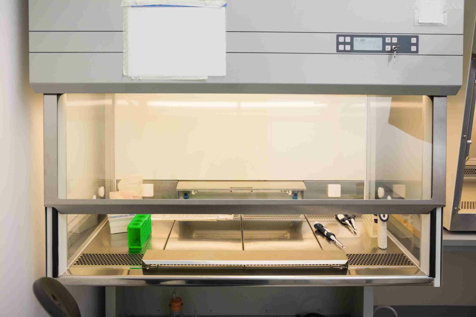 6 Essential Lab Furniture Items You Need