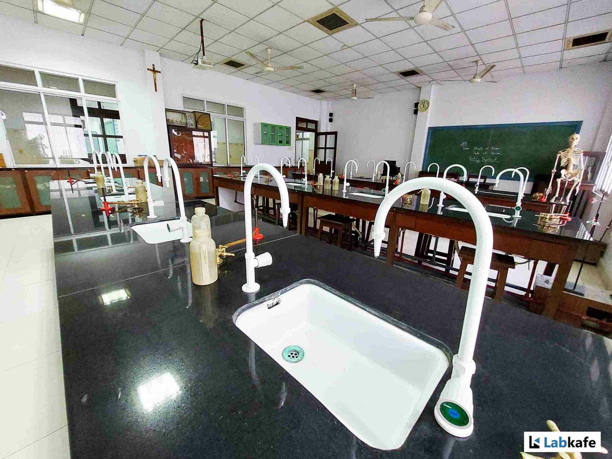 6 Essential Lab Furniture Items You Need